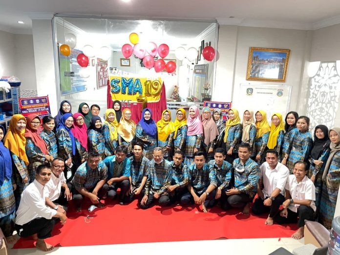 Hadiah Dari Kemdikbud Ristek RI Hari Jadi SMA 19 Negeri Ke-7, Raih ...